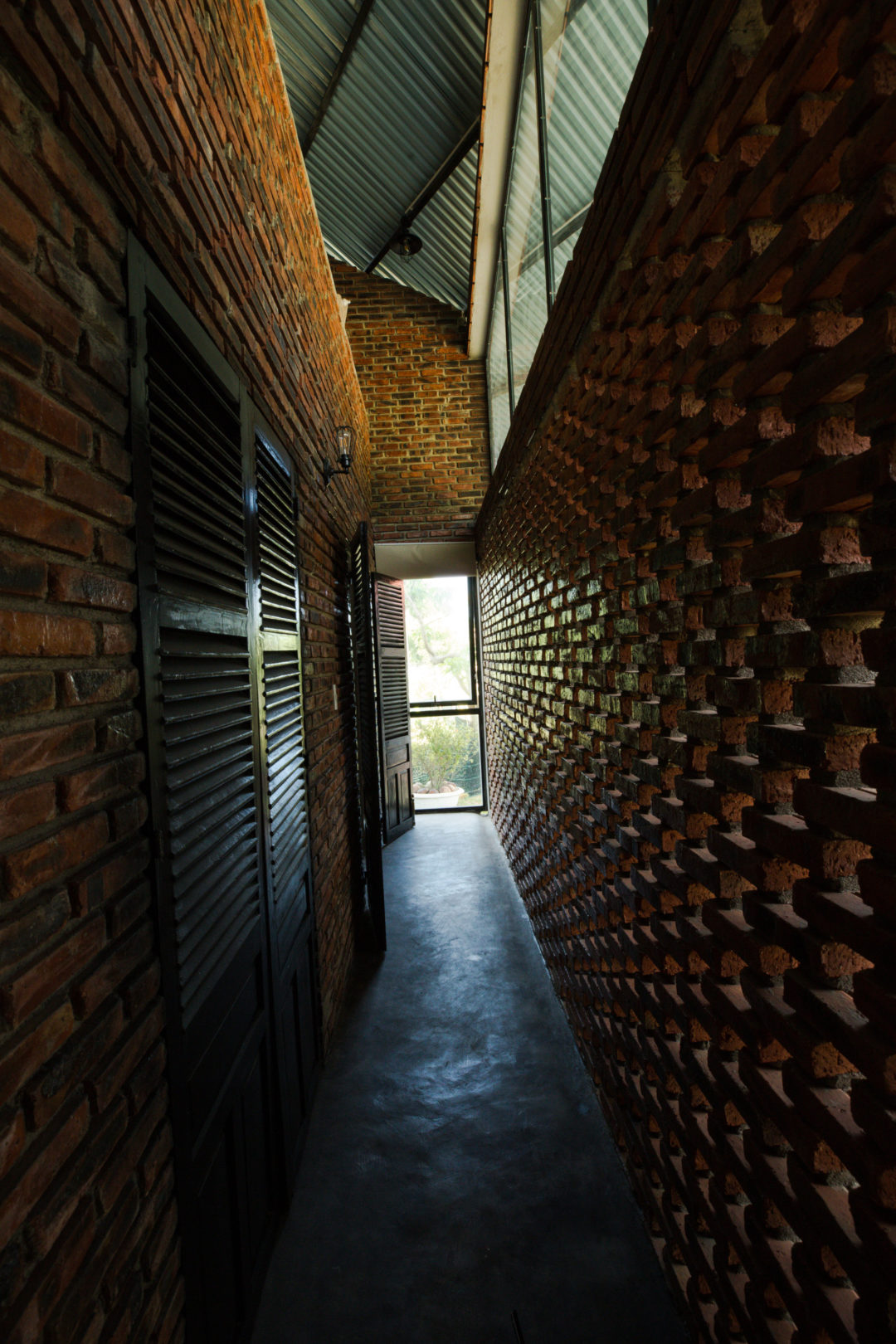 Local materials and unusual form create a non-traditional countryside ...