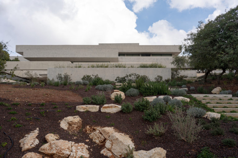 Jordanian countryside house by Sahel AlHiyari Architects balances ...