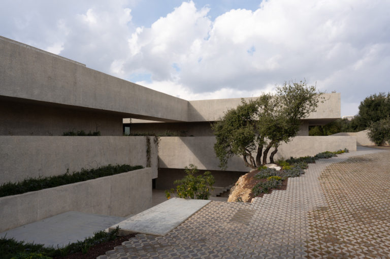 Jordanian countryside house by Sahel AlHiyari Architects balances ...