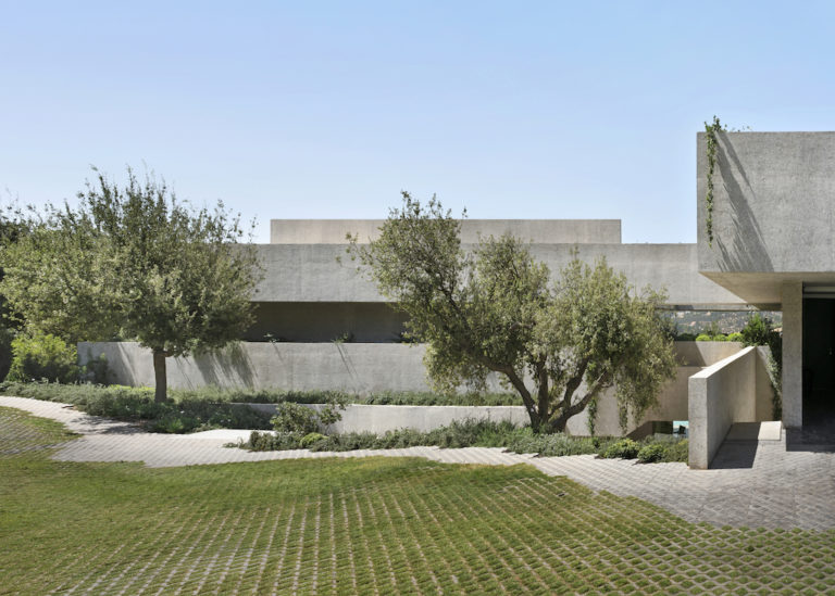 Jordanian countryside house by Sahel AlHiyari Architects balances ...