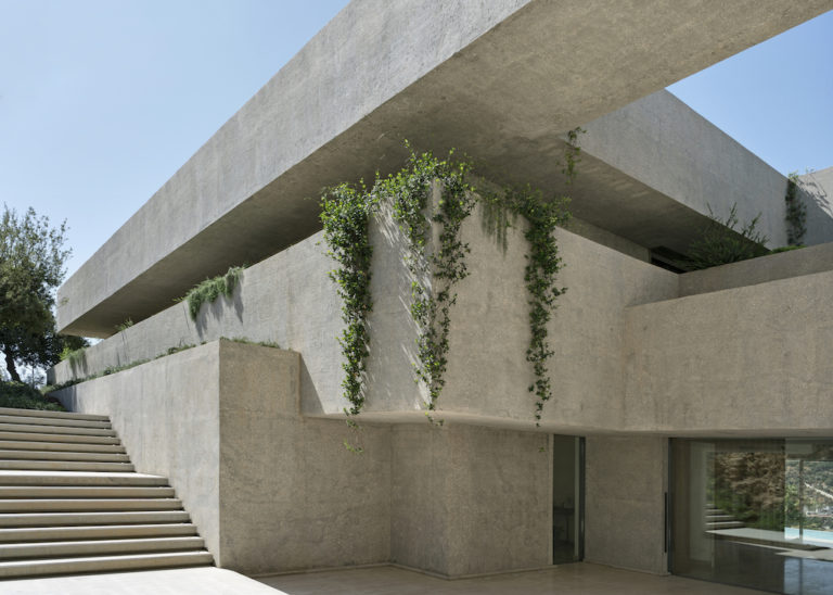 Jordanian countryside house by Sahel AlHiyari Architects balances ...
