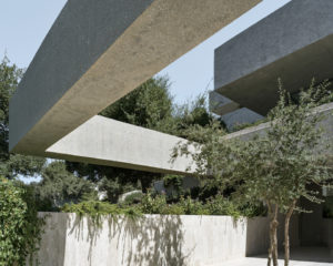 Jordanian countryside house by Sahel AlHiyari Architects balances ...