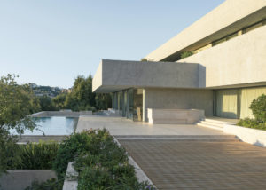 Jordanian countryside house by Sahel AlHiyari Architects balances ...