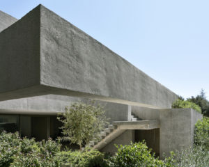 Jordanian countryside house by Sahel AlHiyari Architects balances ...