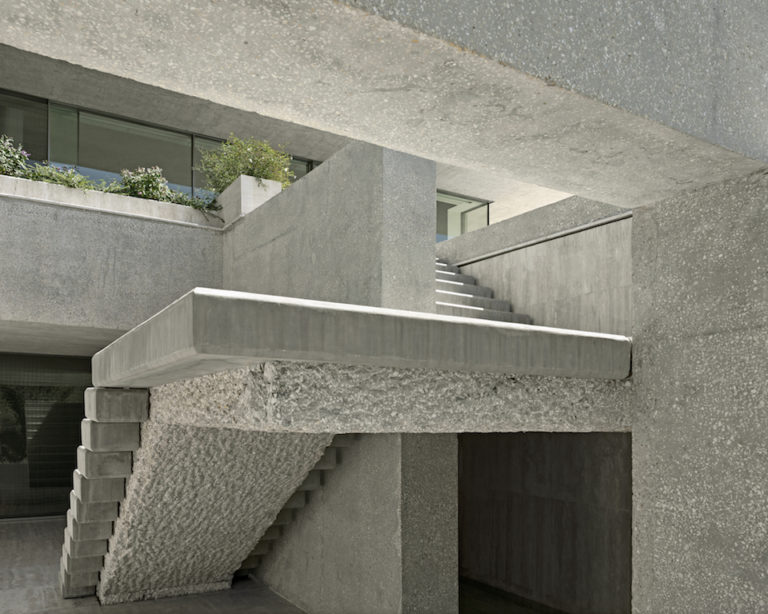 Jordanian countryside house by Sahel AlHiyari Architects balances ...