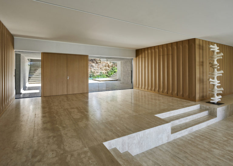 Jordanian countryside house by Sahel AlHiyari Architects balances ...
